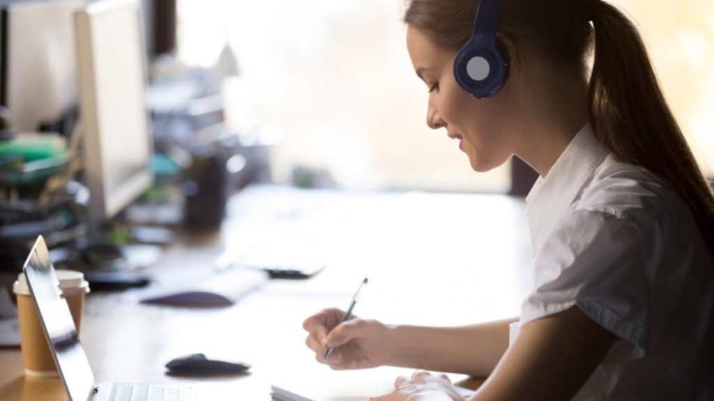 Dicas para treinar listening, writing e reading em casa - Wizard Idiomas